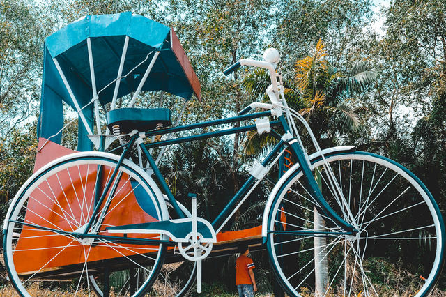 Extra large bicycle wheel in the park | ID: 135465710