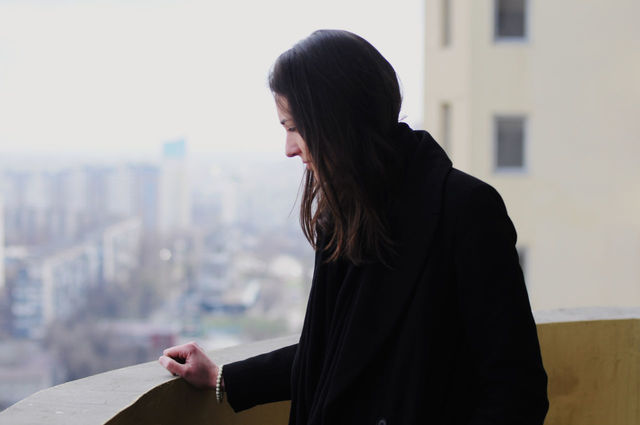 Side view of young woman looking away | ID: 187192203