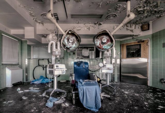 View of damaged medical equipment in hospital | ID: 84701075