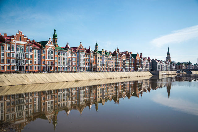 Reflection of buildings in water | ID: 196217219