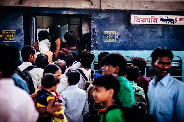People entering train | ID: 67340518