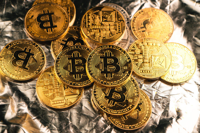 Close-up of coins on paper | ID: 184899885