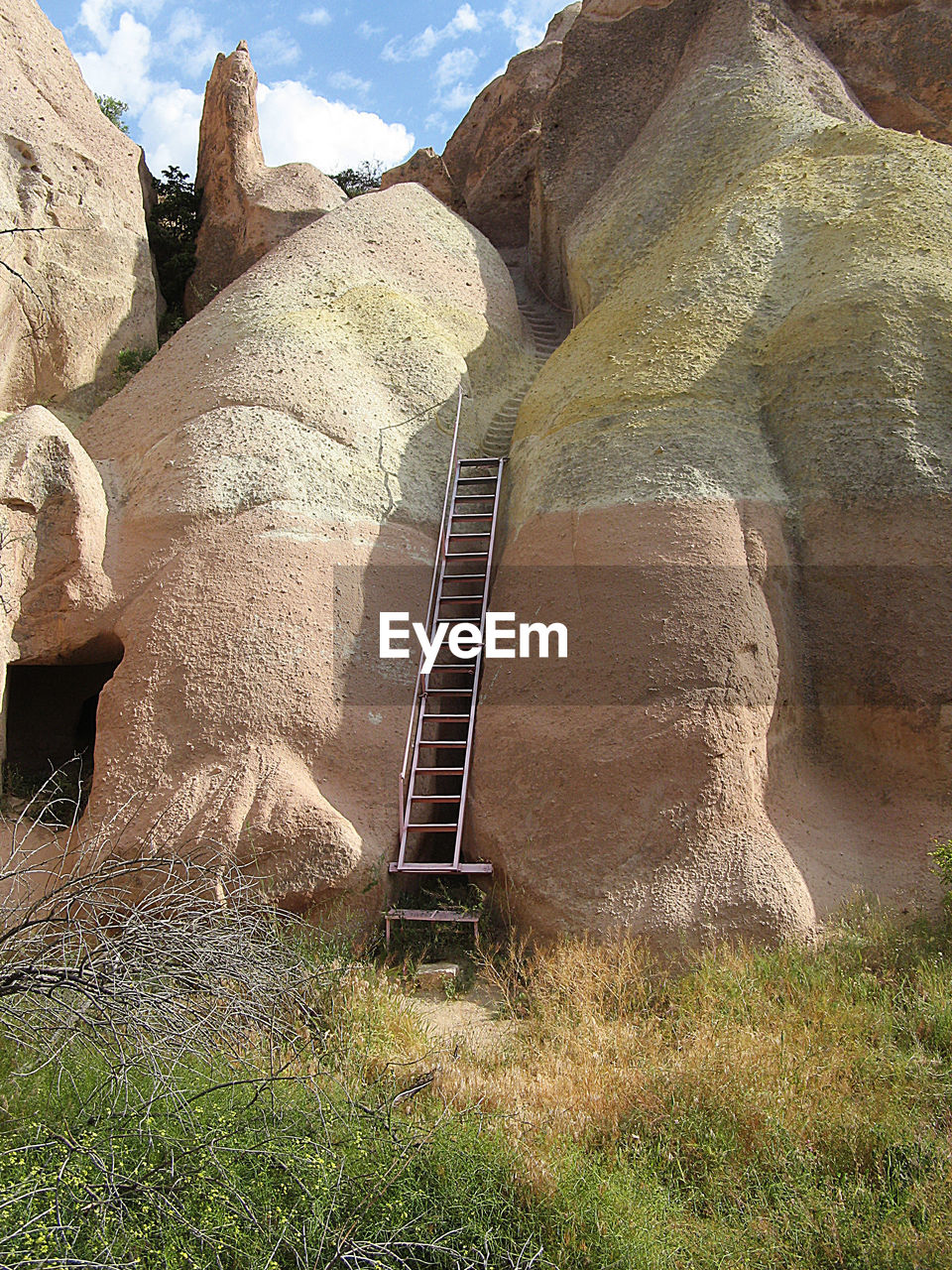 Ladder on rock formation | ID: 91274080