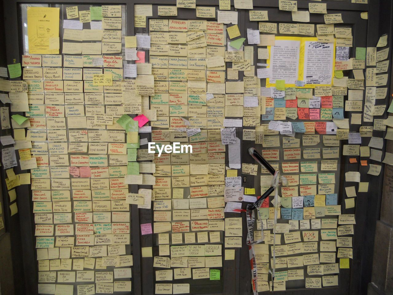 Sticky notes with messages on wall | ID: 41597646