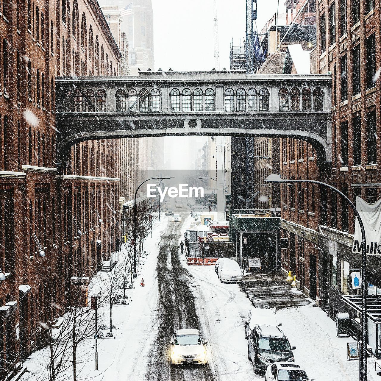 Snowfall in city | ID: 59724224