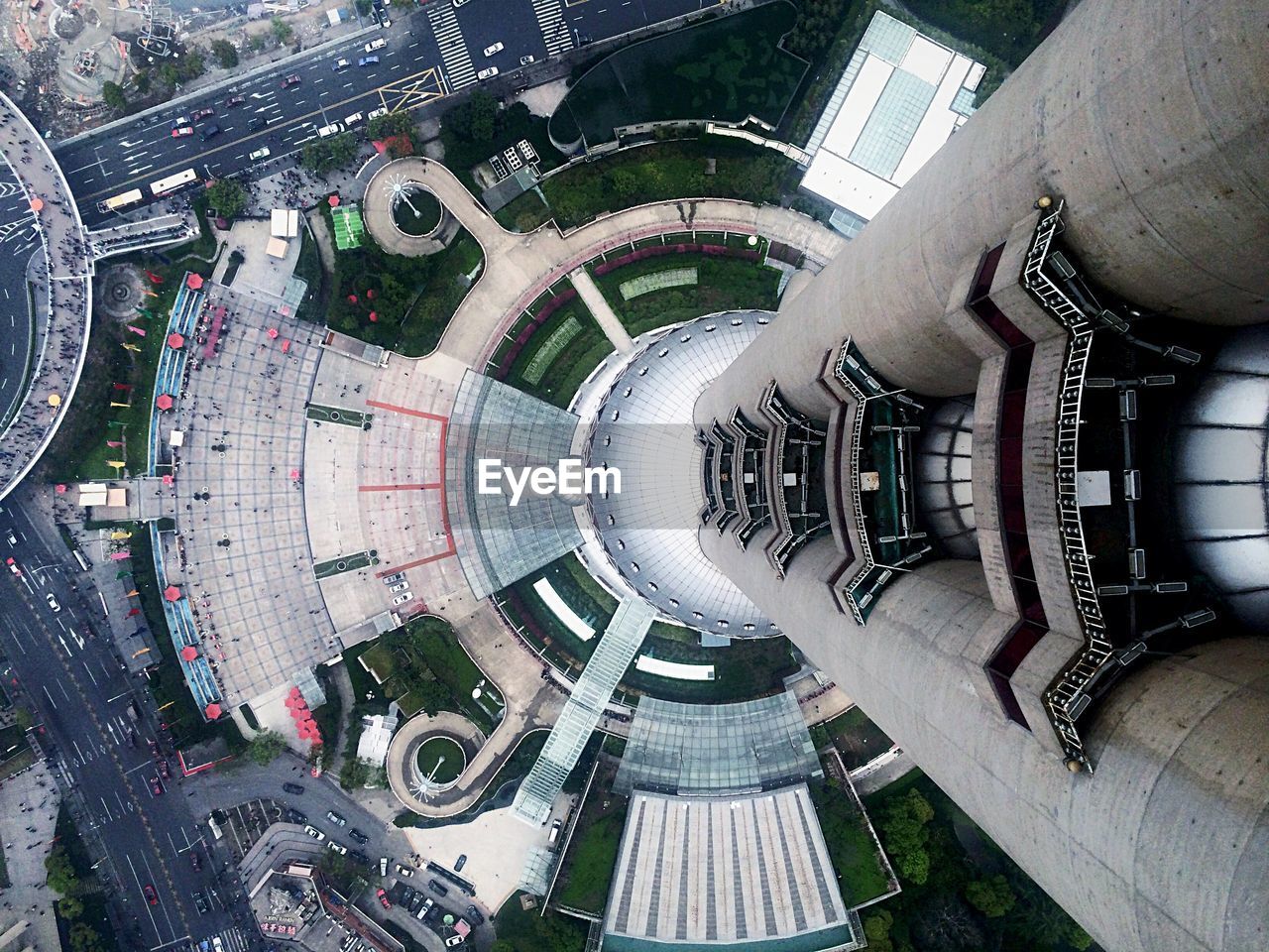 Directly above shot of roads and buildings | ID: 62327032