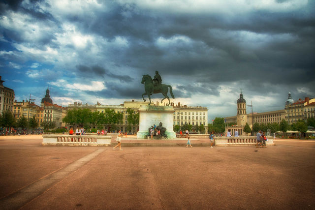 Statue in town square | ID: 109454204