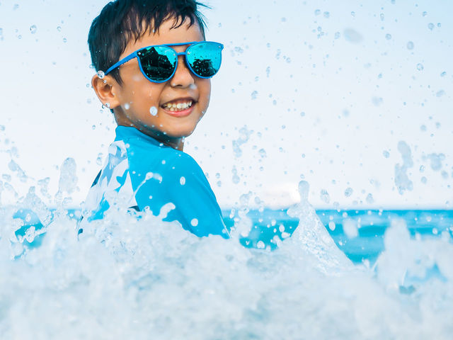 Portrait of smiling boy in swimming pool | ID: 140976928