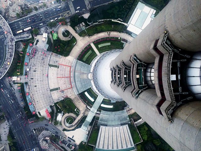 Directly above shot of roads and buildings | ID: 62327032
